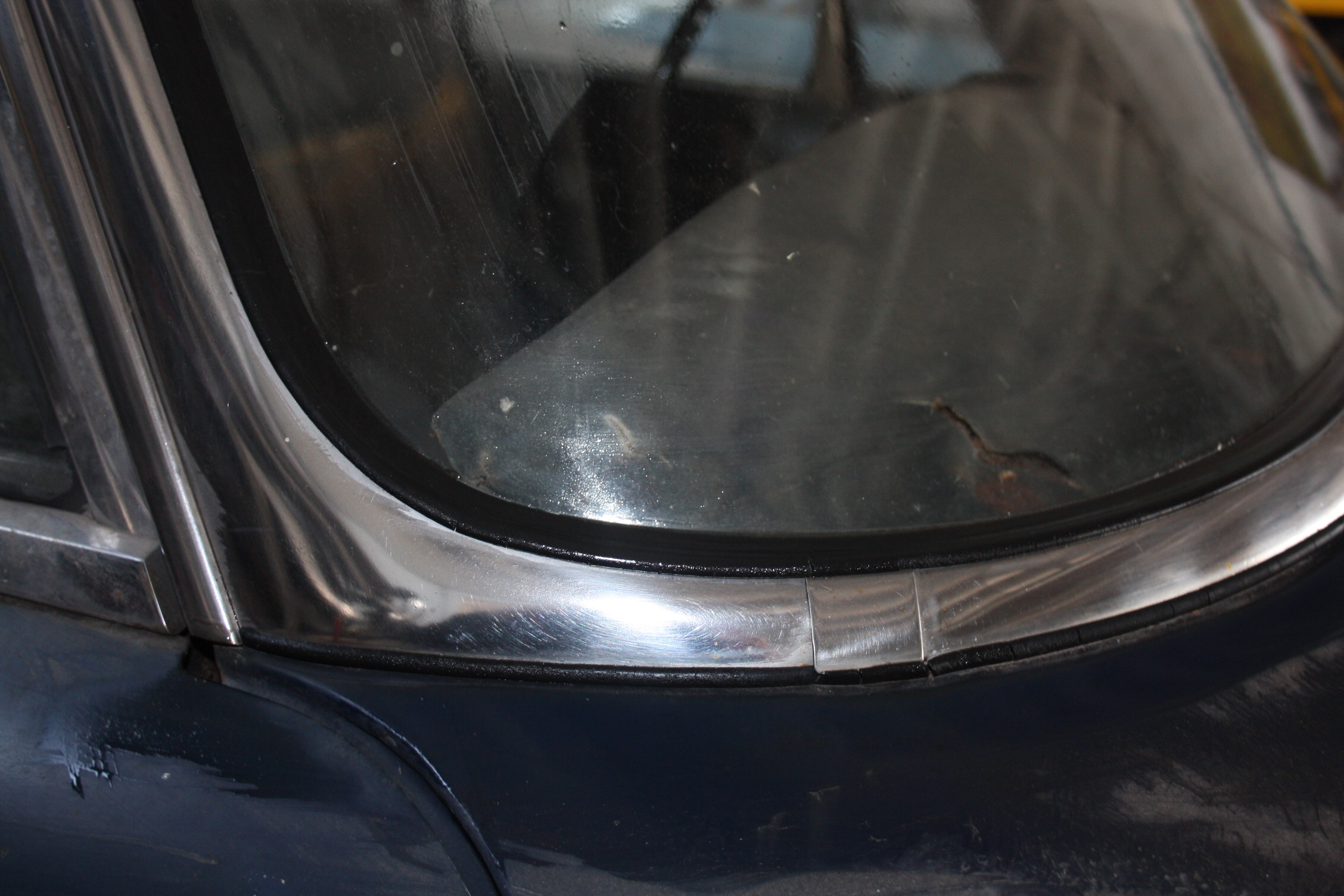 Cornice e cristallo parabrezza – Classic Vintage Car